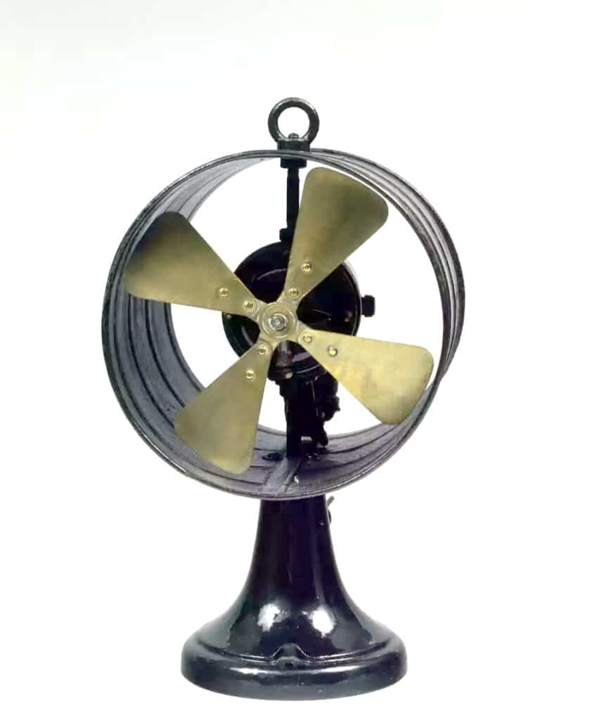 Vintage Fans That Define Summer Décor